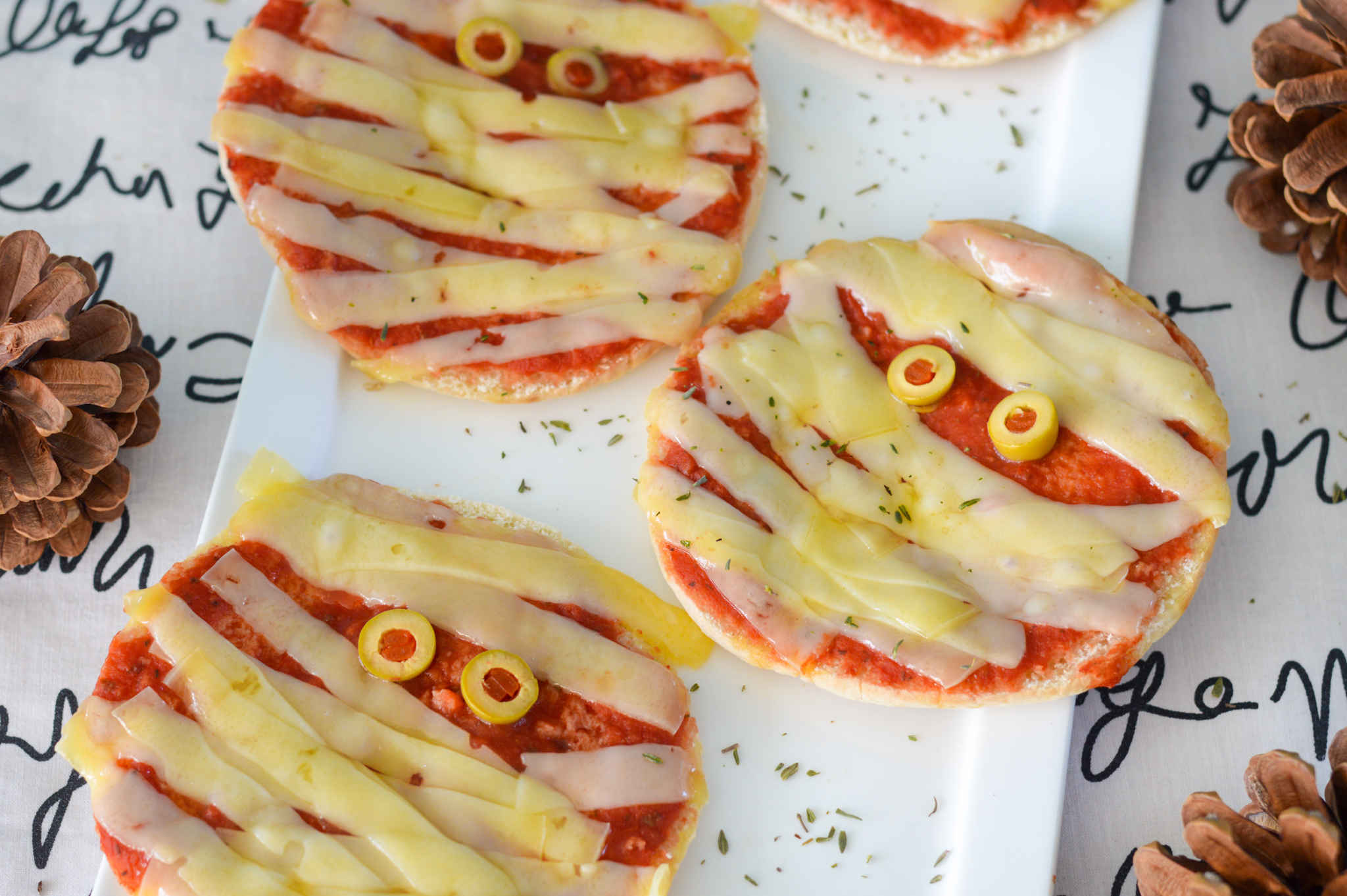 Pizza Mummies voor Halloween | Betty's Kitchen Halloweenrecepten