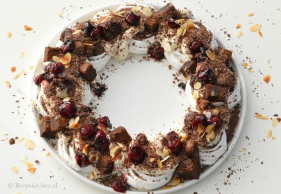 Kerstkrans van meringue, chocolade en kersen | Kerst Recept | Betty's