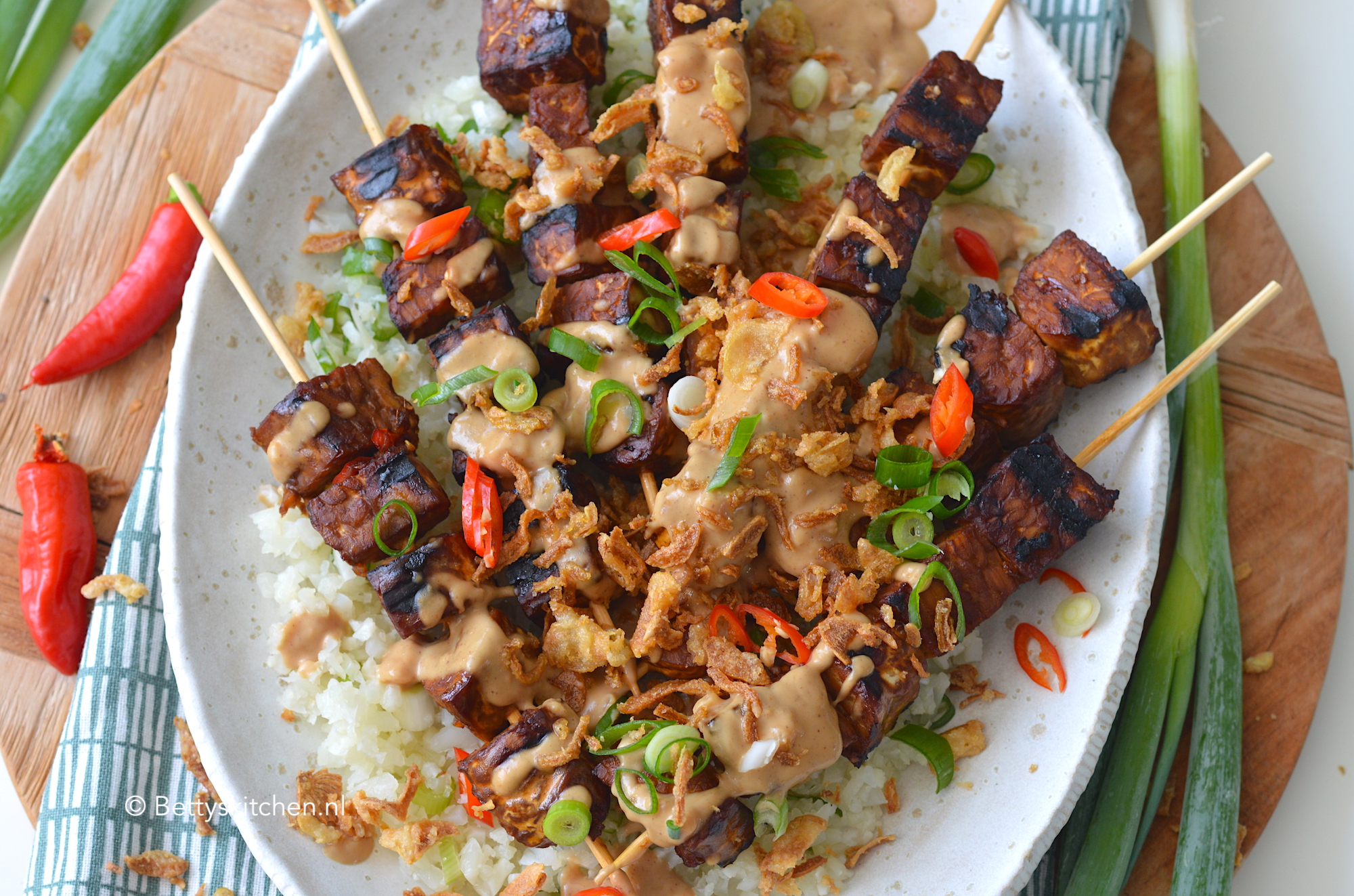 Vegan Sate met pindasaus (video) | Recept | Betty's Kitchen