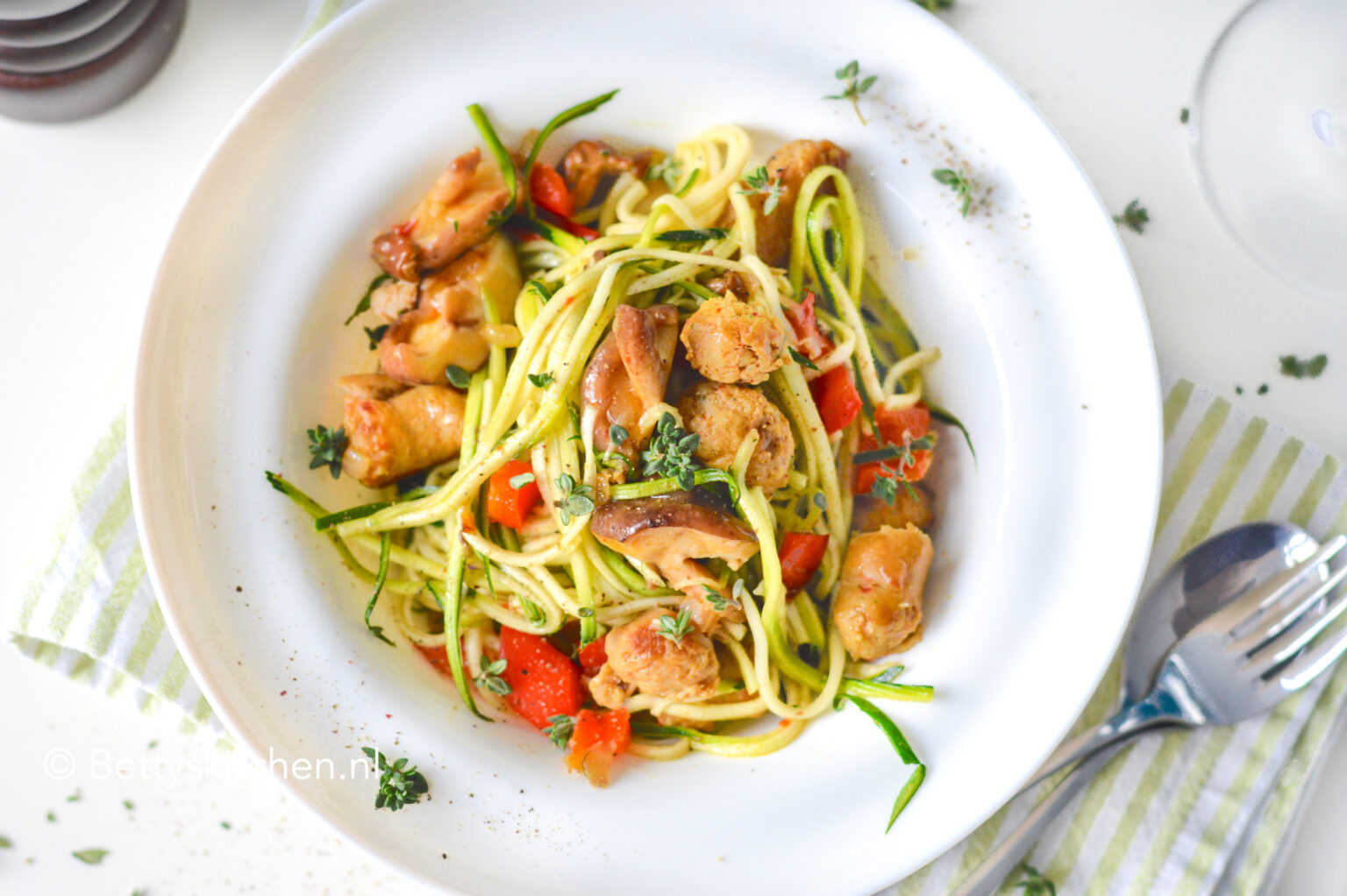 Courgetti met worst | Recept | Betty's Kitchen gezondere pasta recepten