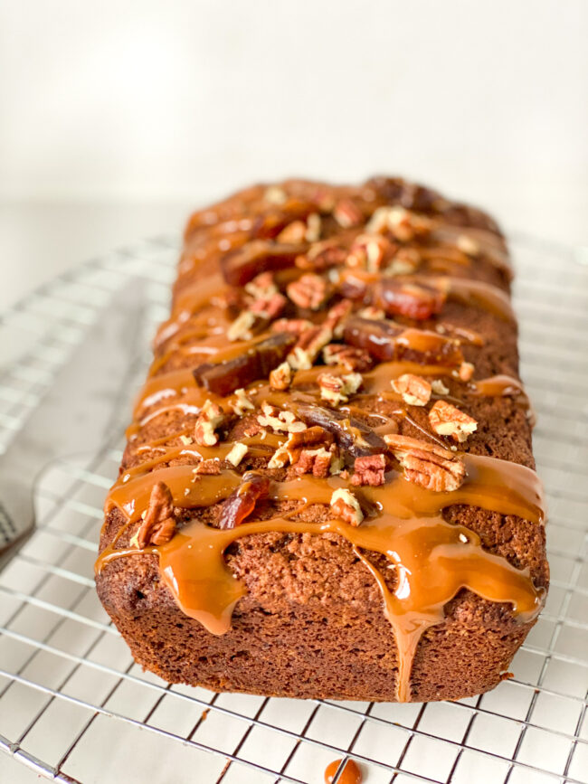 Dadelcake met pecannoten en karamel | Recept | Betty's Kitchen