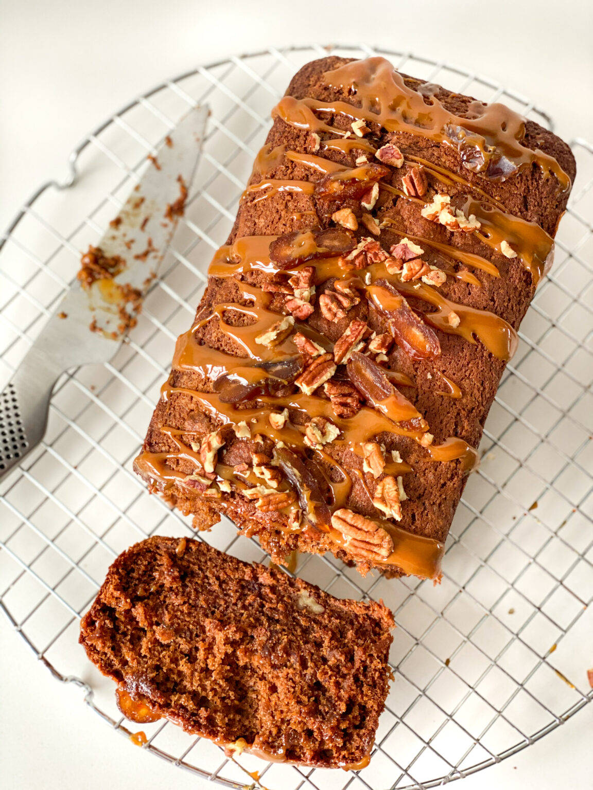 Dadelcake met pecannoten en karamel | Recept | Betty's Kitchen