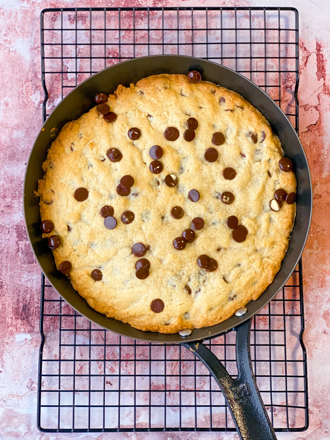 Mega Chocolate Chip Cookie (video) | Recept | Betty's Kitchen