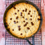 Mega Chocolate Chip Cookie (video) | Recept | Betty's Kitchen