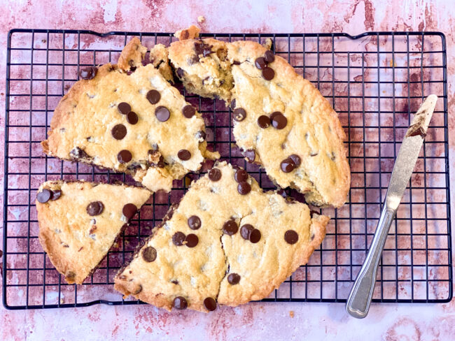 Mega Chocolate Chip Cookie (video) | Recept | Betty's Kitchen