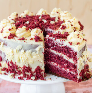 Red Velvet Taart (video) - uit Rutger Bakt met roomkaas topping ...