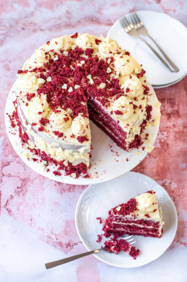 Red Velvet Taart (video) - uit Rutger Bakt met roomkaas topping ...