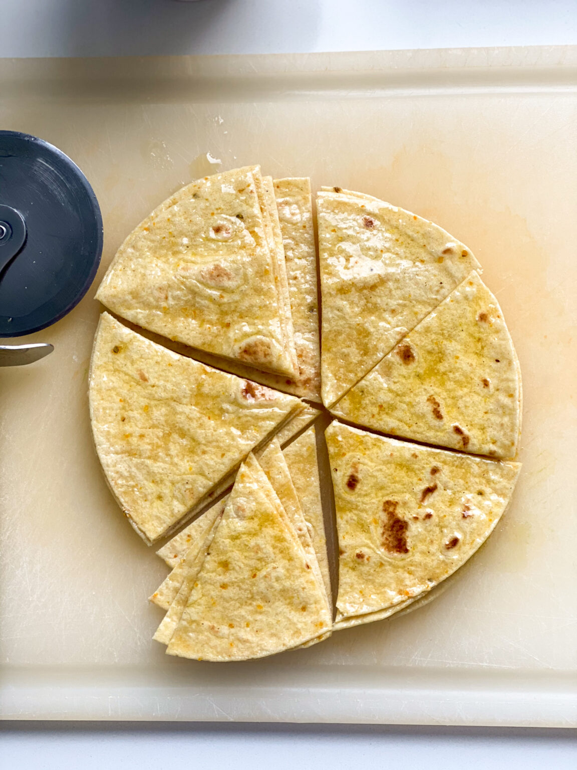 Zelf Tortilla Chips maken van tortilla wraps | Recept | Betty's Kitchen