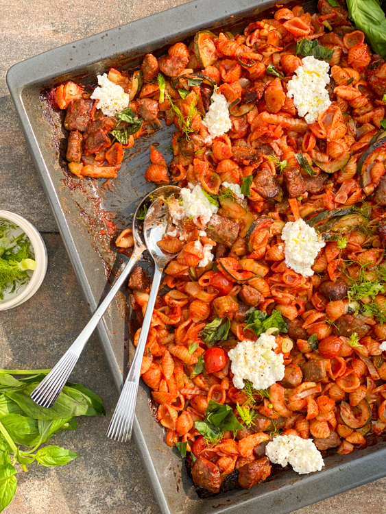 Traybake met pasta, venkel en worst | Recept | Betty's Kitchen