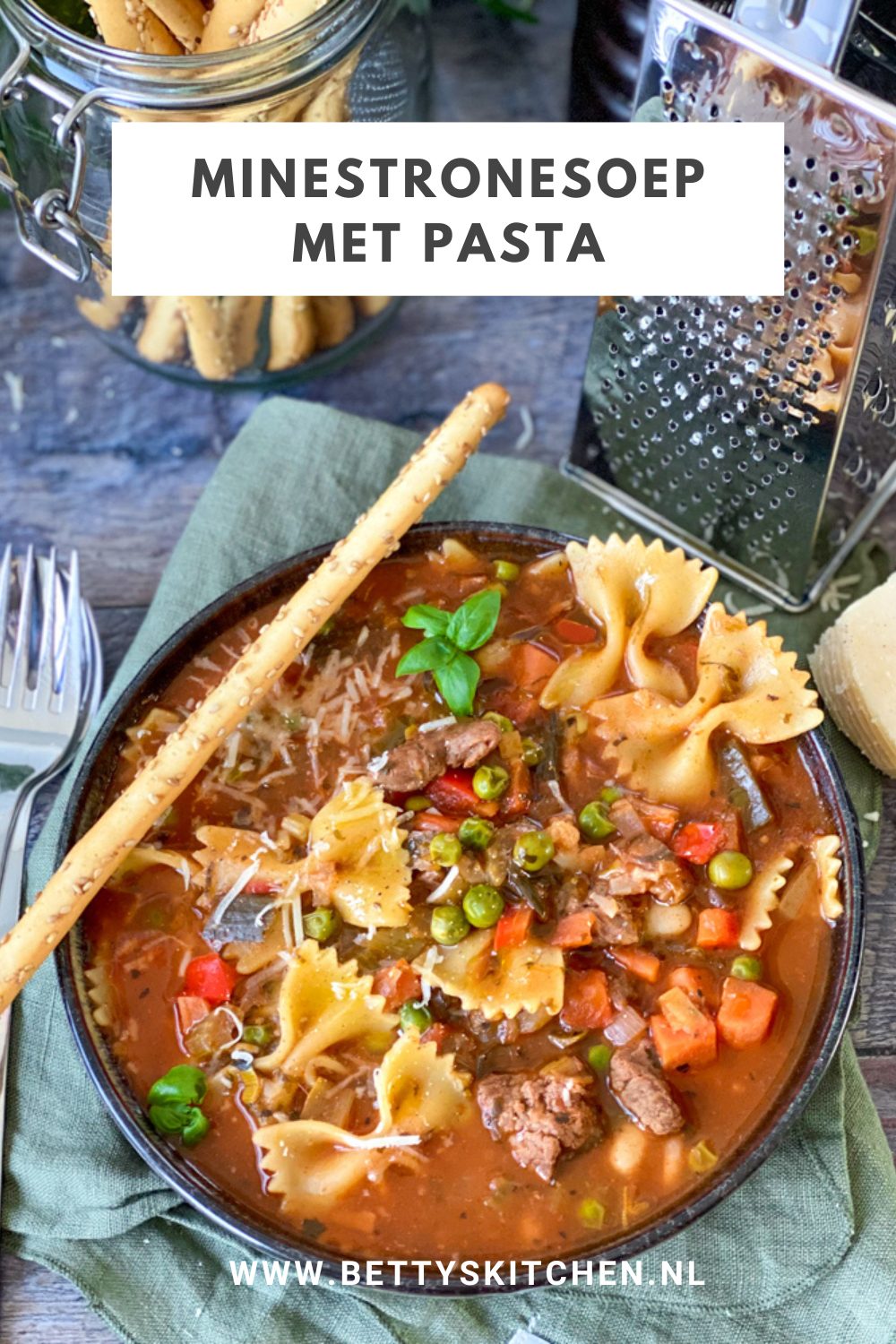 Minestronesoep met vlees, tomaten en pasta • Betty's Kitchen