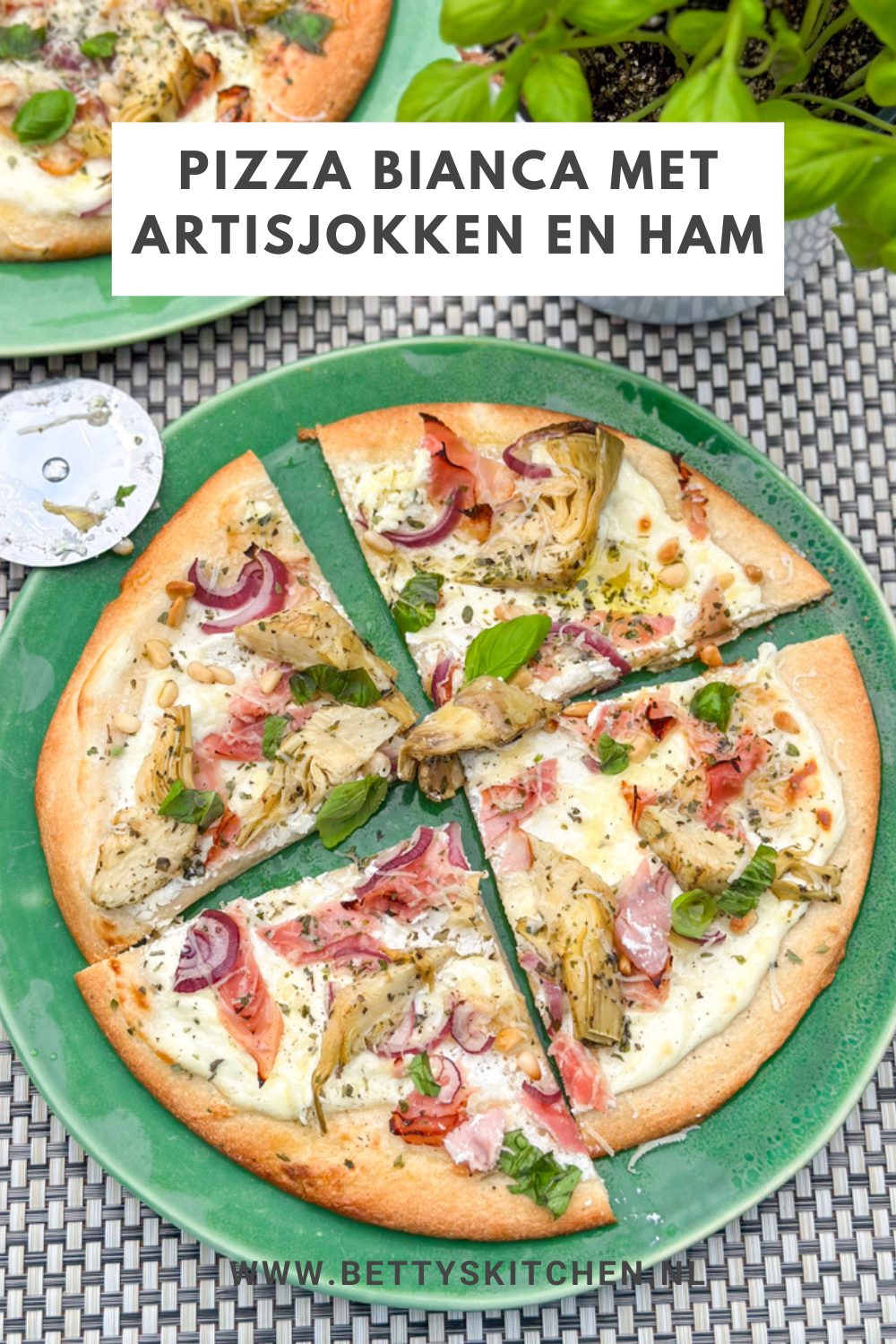 Pizza Bianca met artisjokken en ham | Recept | Betty's Kitchen