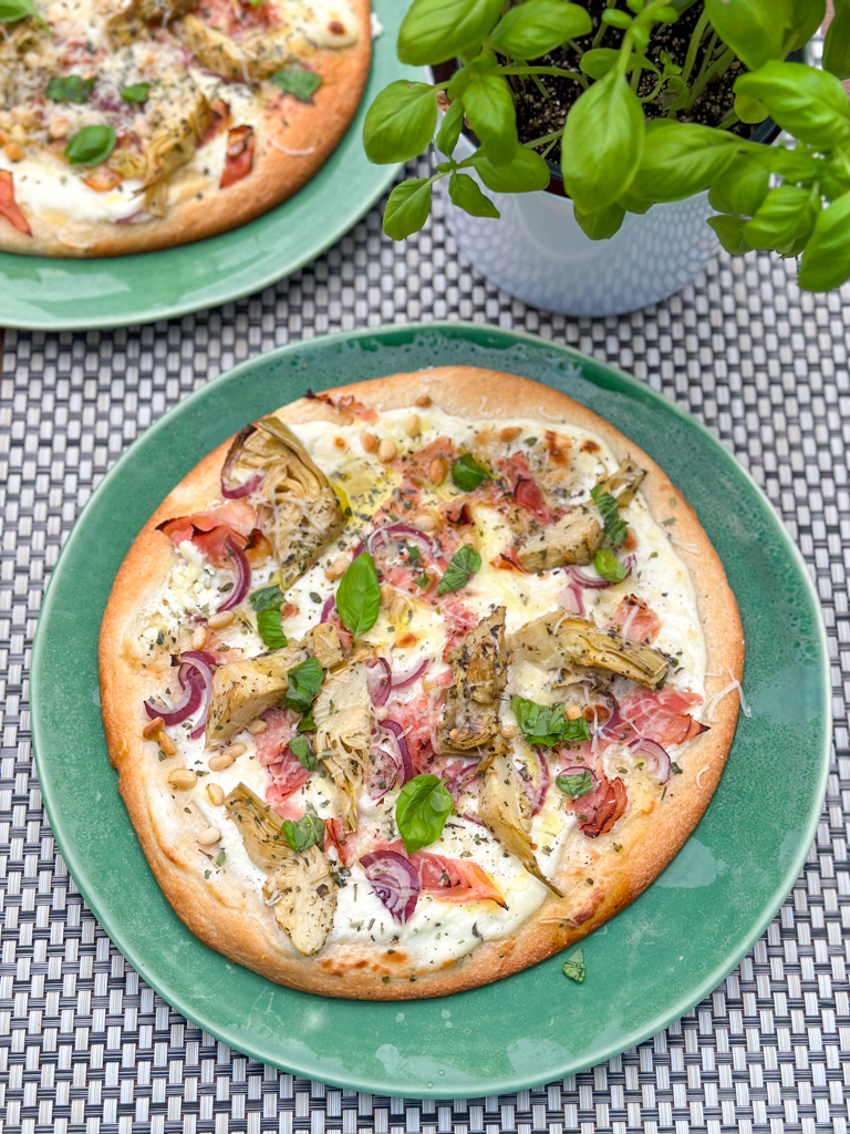 Pizza Bianca met artisjokken en ham | Recept | Betty's Kitchen