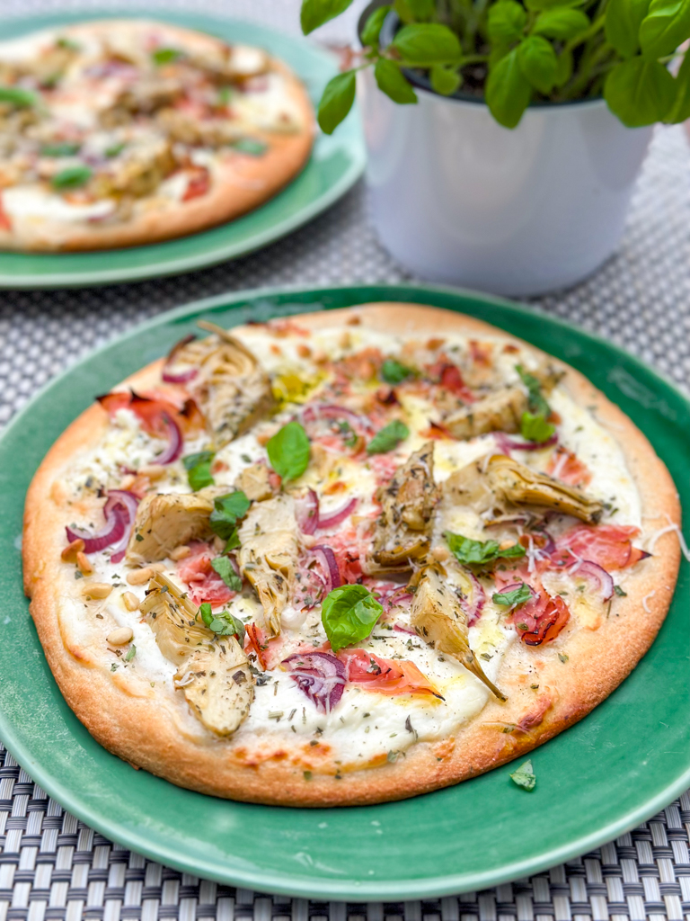 Pizza Bianca met artisjokken en ham | Recept | Betty's Kitchen