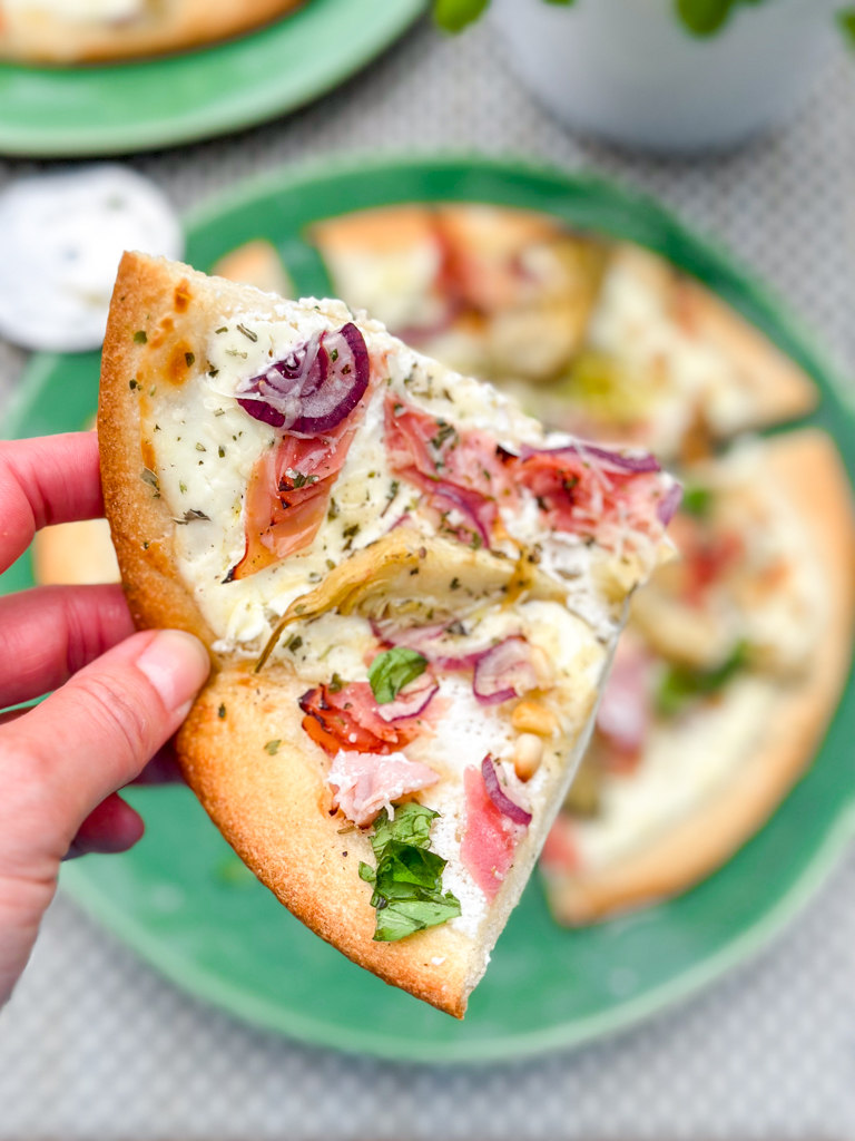 Pizza Bianca met artisjokken en ham | Recept | Betty's Kitchen