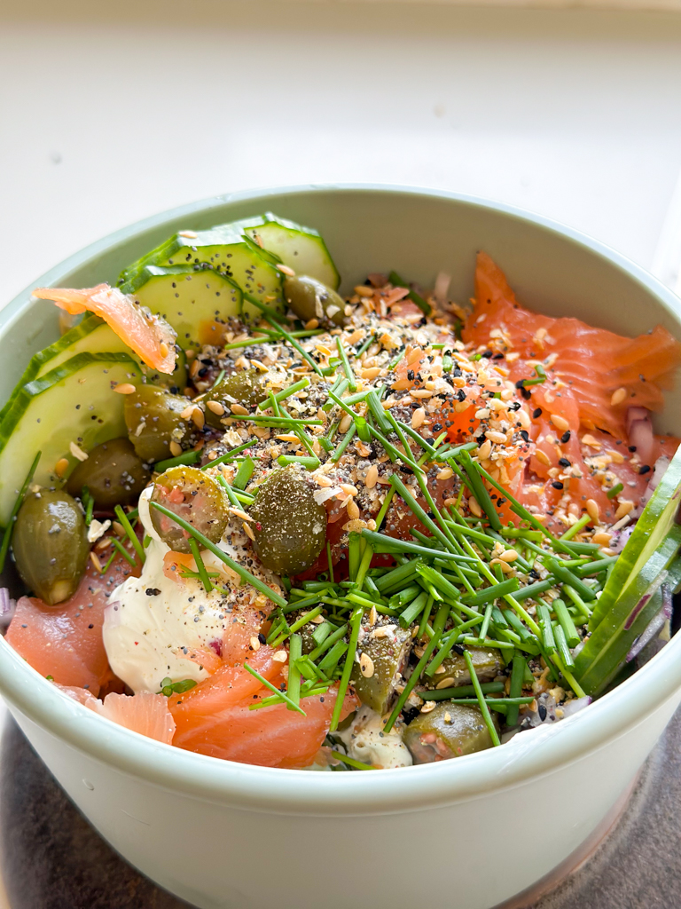 Komkommer Salade met Gerookte Zalm en Roomkaas | Recept