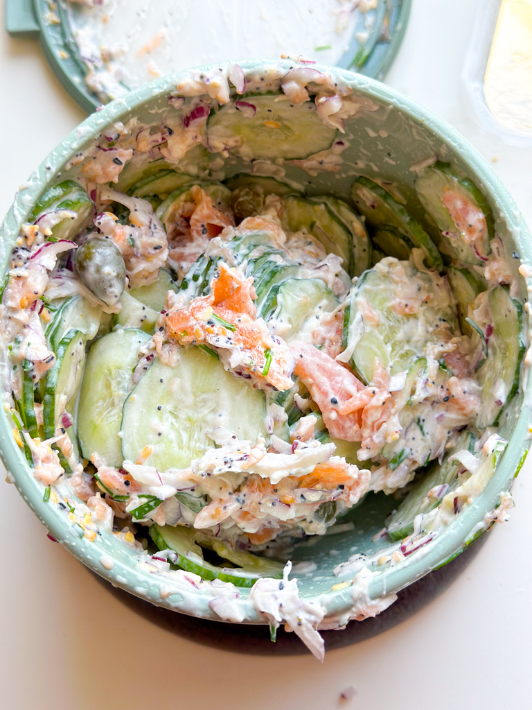 Komkommer Salade met Gerookte Zalm en Roomkaas | Recept