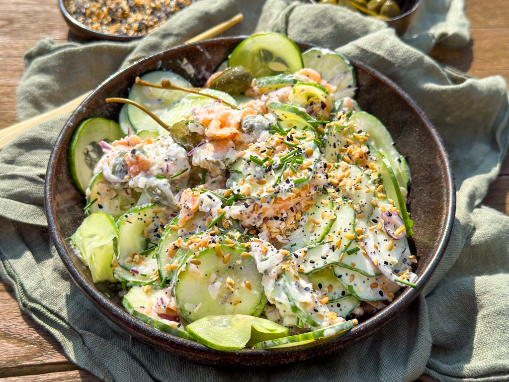 Komkommer Salade met Gerookte Zalm en Roomkaas | Recept