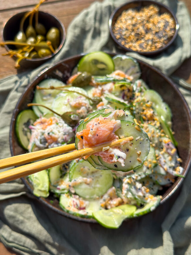 Komkommer Salade met Gerookte Zalm en Roomkaas | Recept