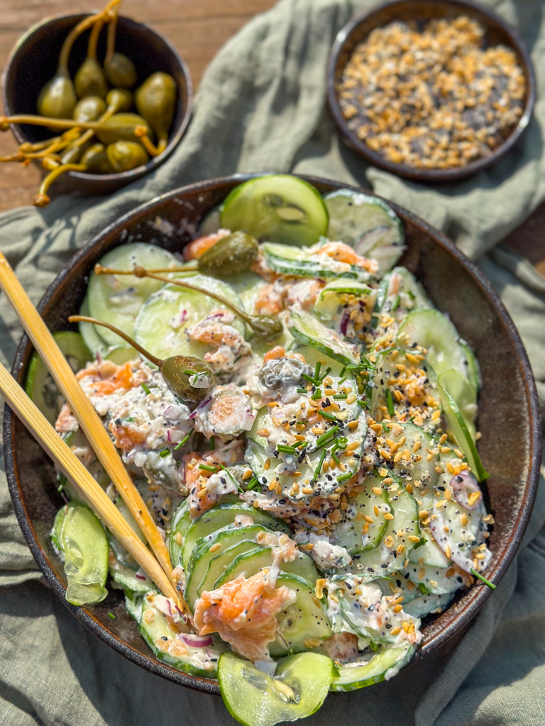Komkommer Salade met Gerookte Zalm en Roomkaas | Recept
