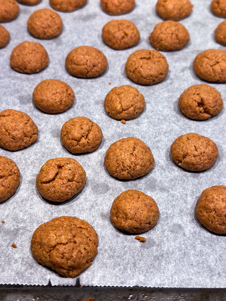 Zelf pepernoten (kruidnoten) bakken | Recept | Betty's Kitchen