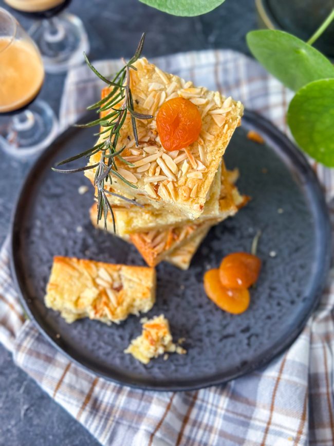 Boterkoek met rozemarijn en abrikozen | Recept | Betty's Kitchen