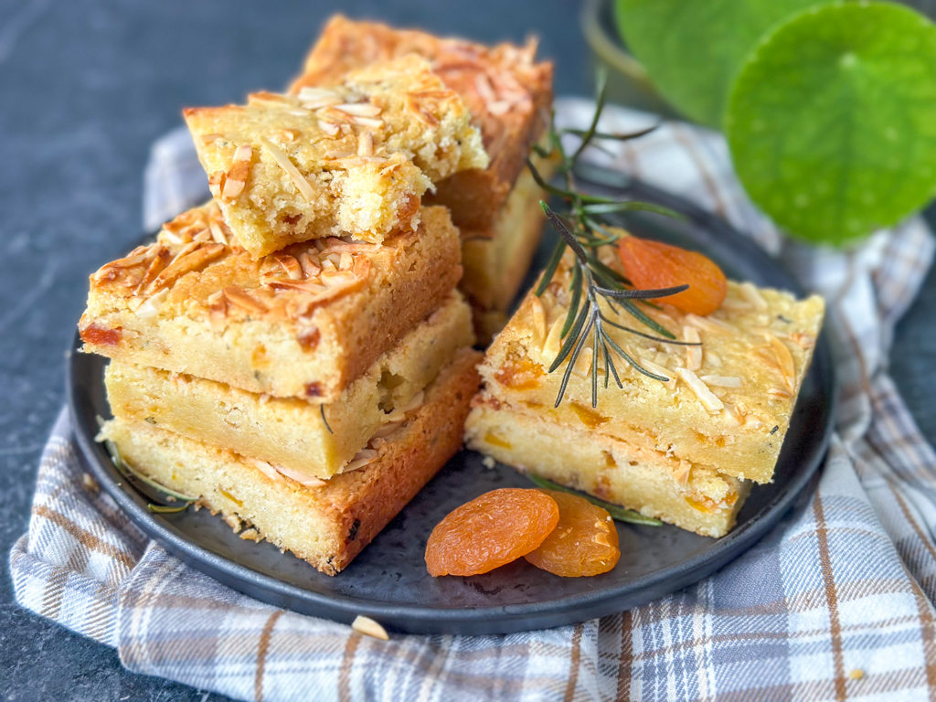 Boterkoek met rozemarijn en abrikozen | Recept | Betty's Kitchen