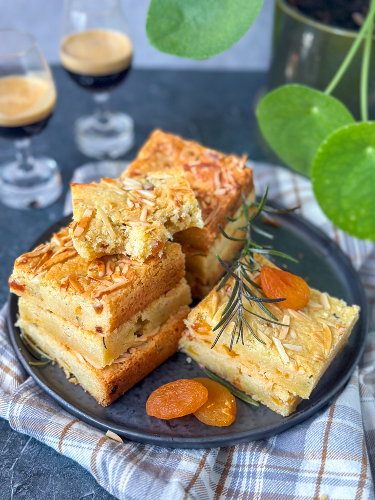 Boterkoek met rozemarijn en abrikozen | Recept | Betty's Kitchen